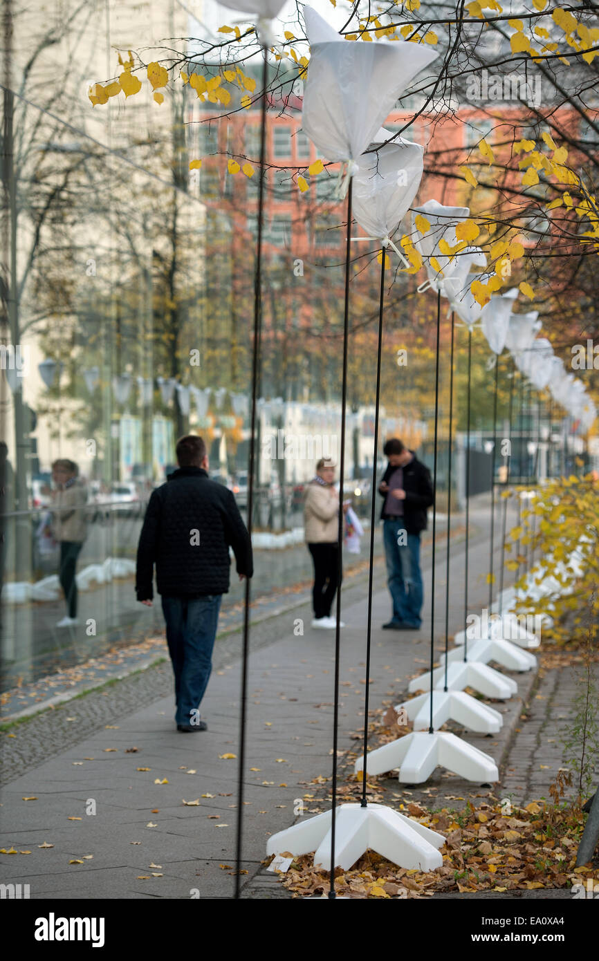 Berlin, Germany. 05th Nov, 2014. Balloon markers along the Kommandanten ...