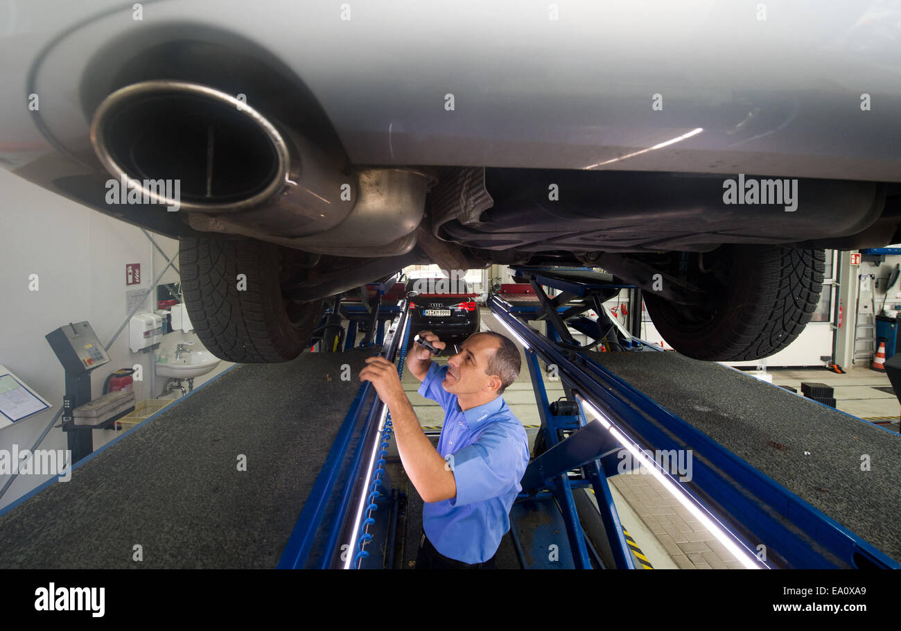 Hildesheim, Germany. 4th Nov, 2014. Technical inspector of TUV Nord ...
