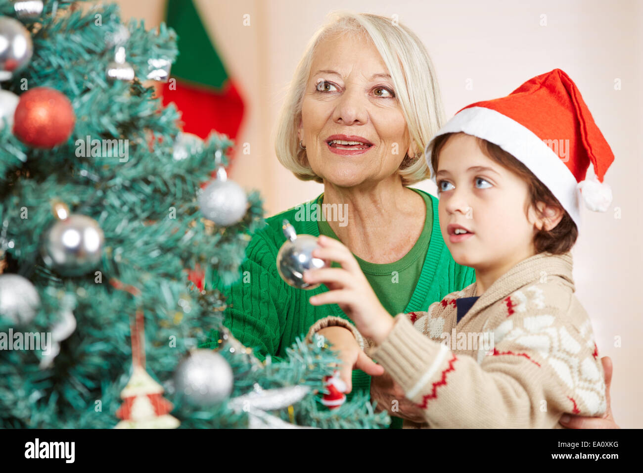 Decorate a tree hi-res stock photography and images - Alamy