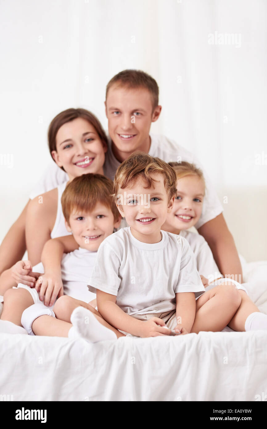 Family sunlight smiling hi-res stock photography and images - Alamy