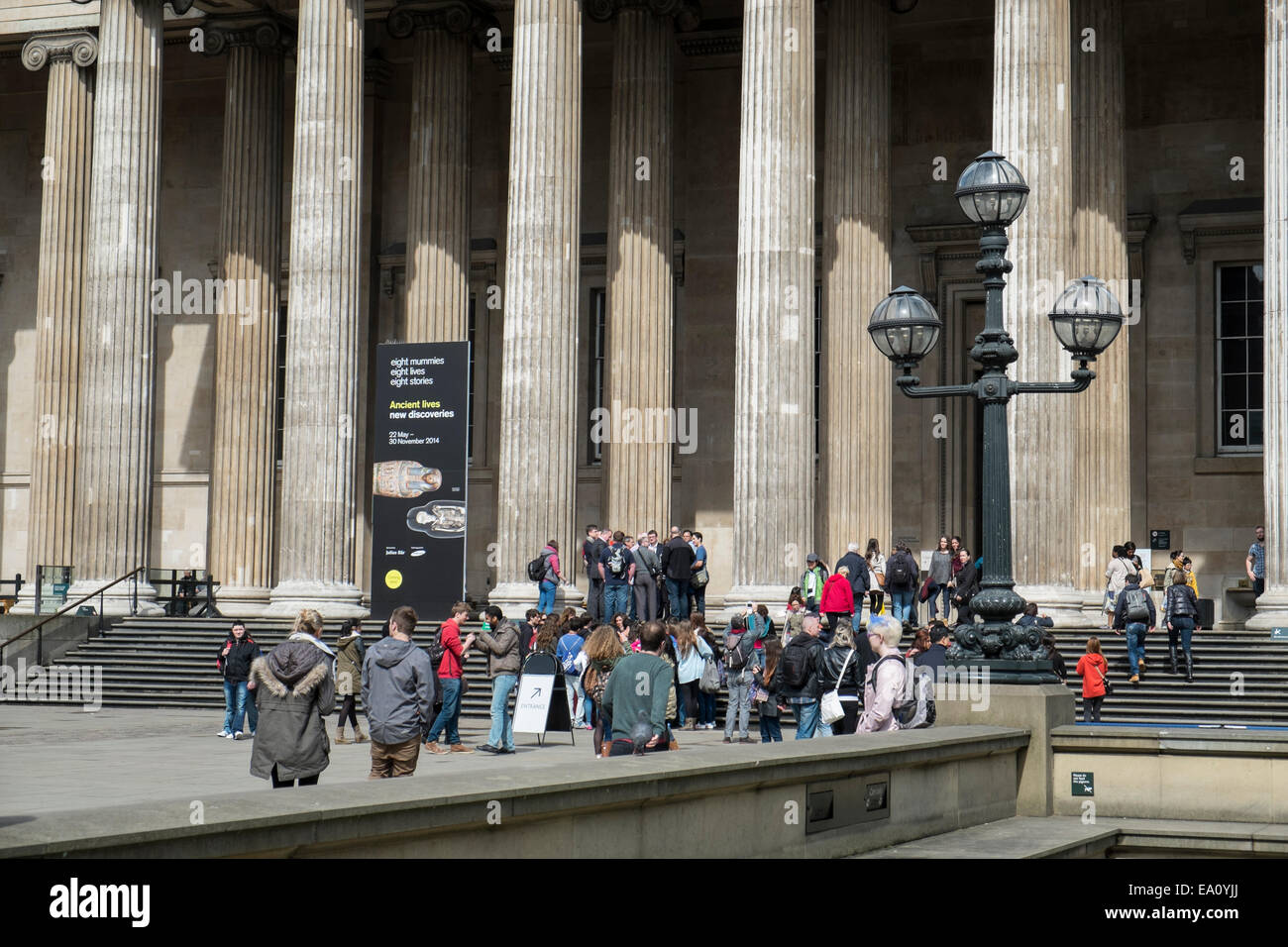 London England. Visitors entering the British Museum Stock Photo - Alamy