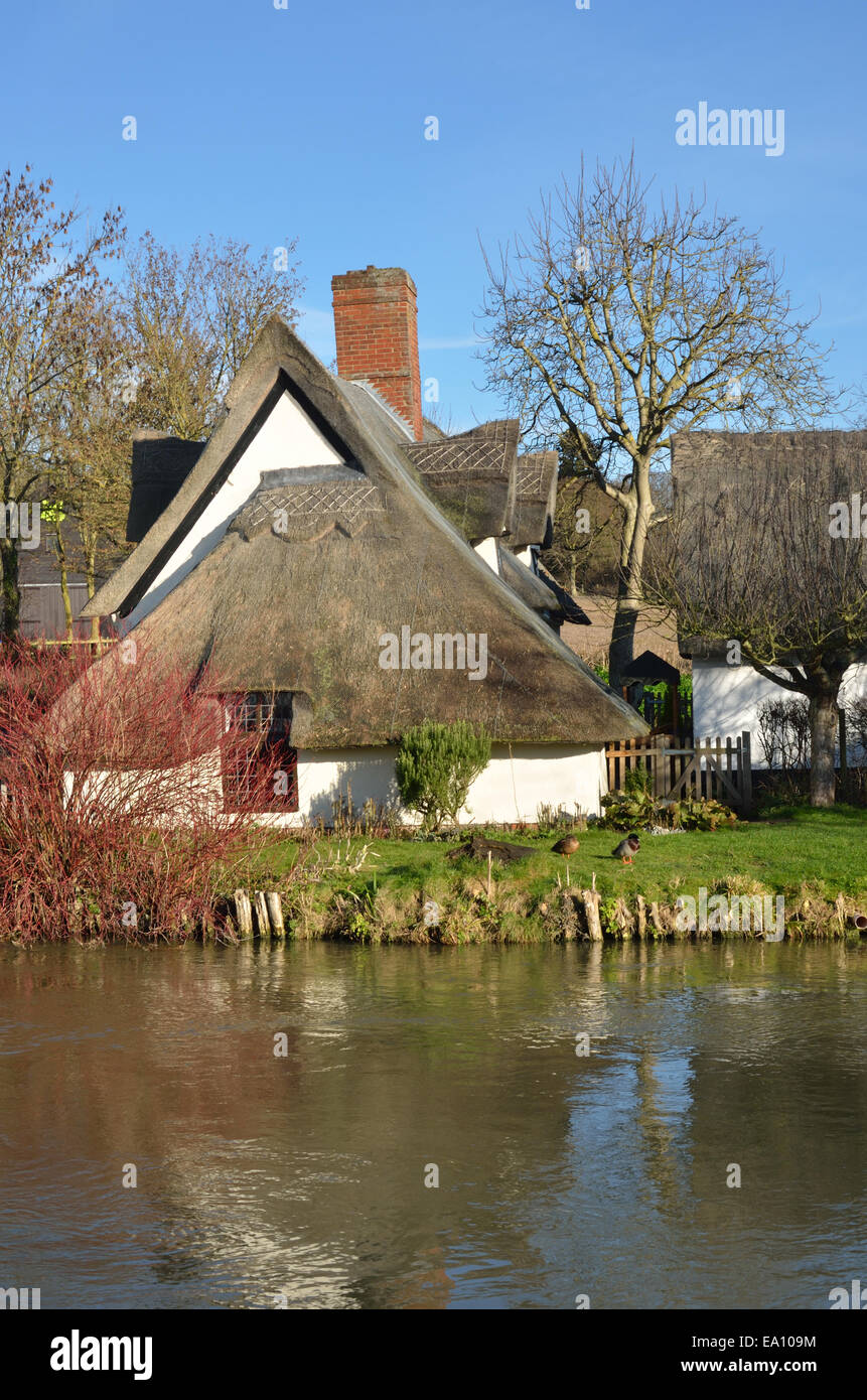 Riverside thatched cottage hi-res stock photography and images - Alamy
