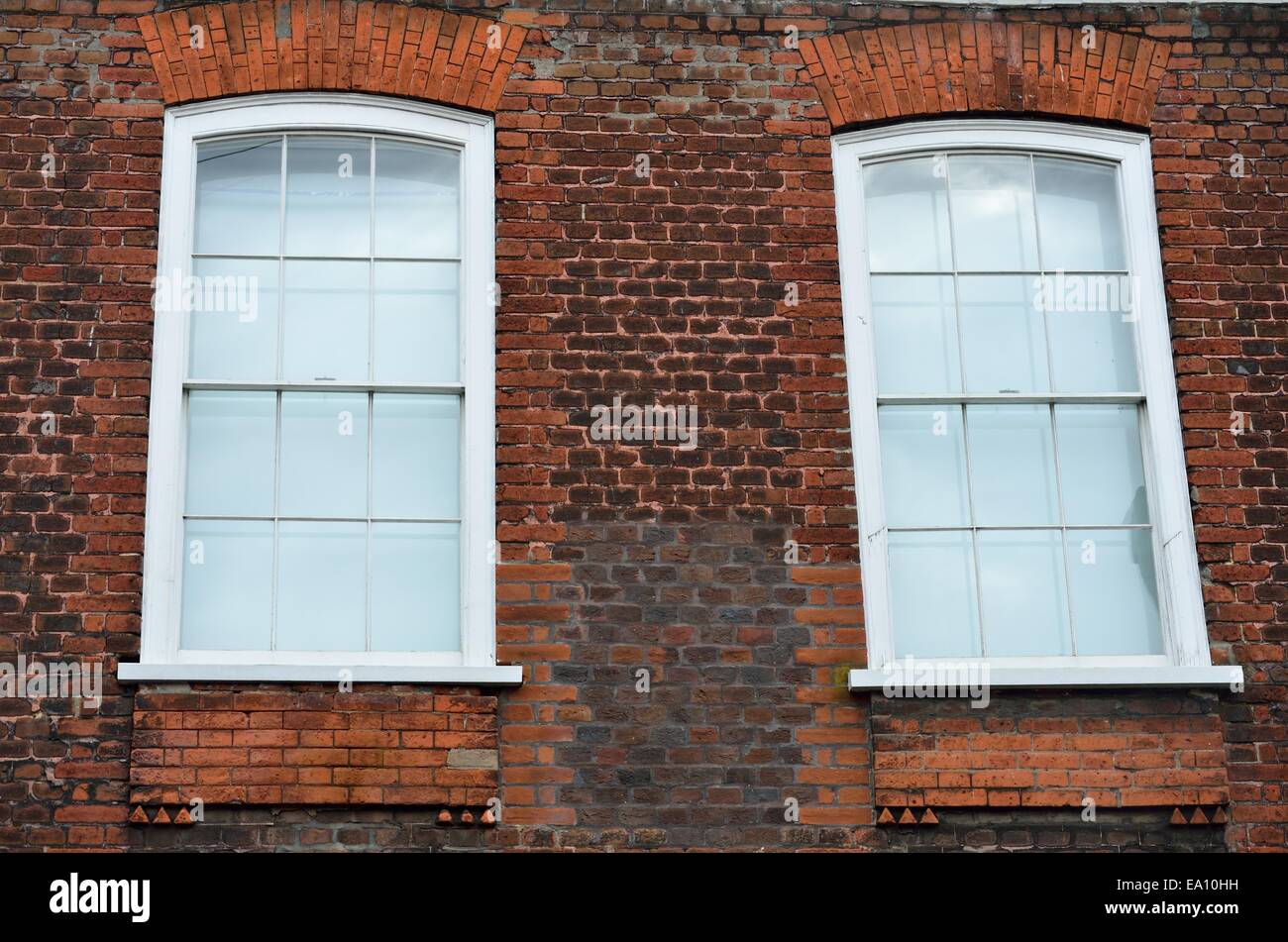 Red brick house white windows hi-res stock photography and images - Alamy