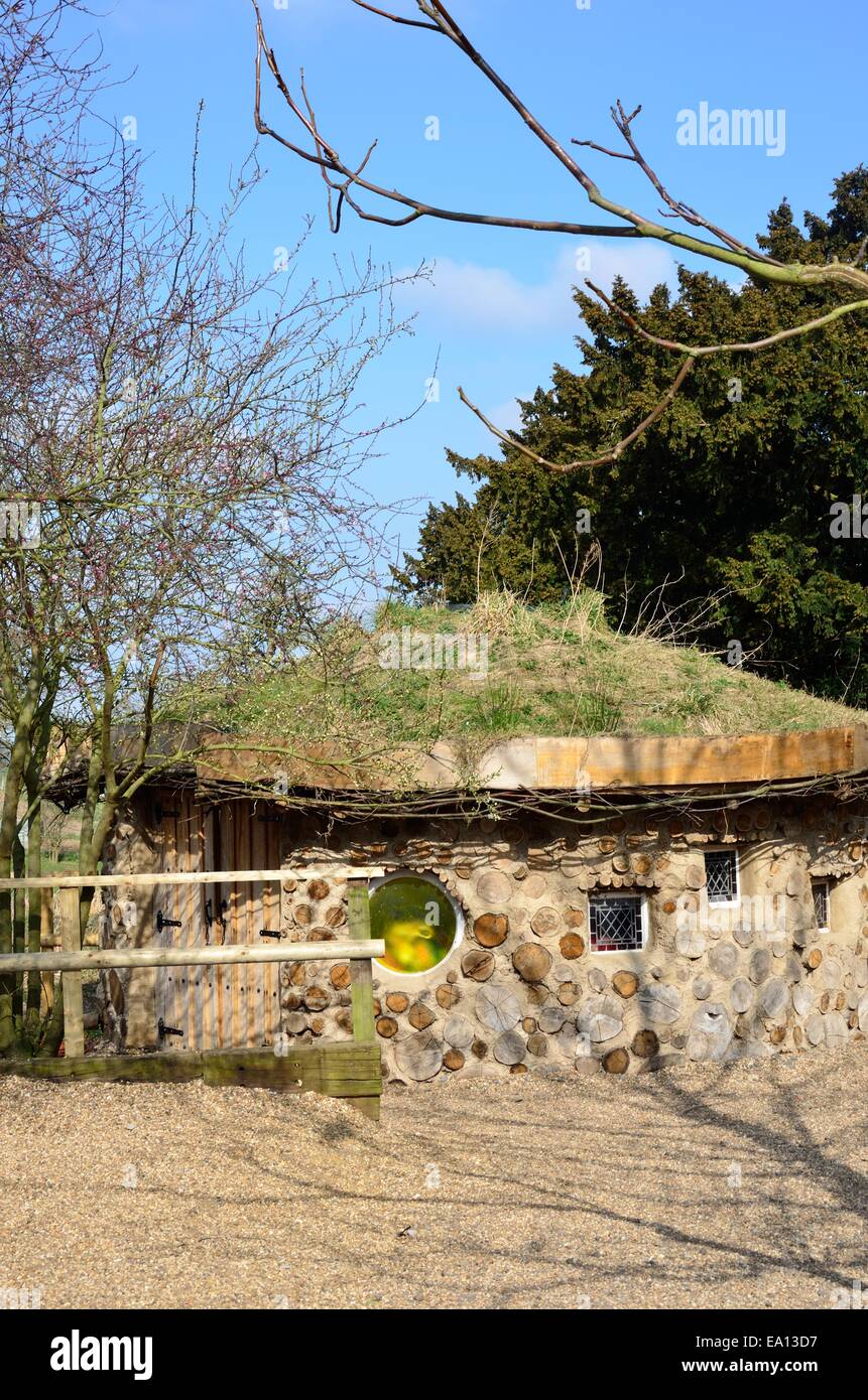 Hobbit house grass hi-res stock photography and images - Alamy