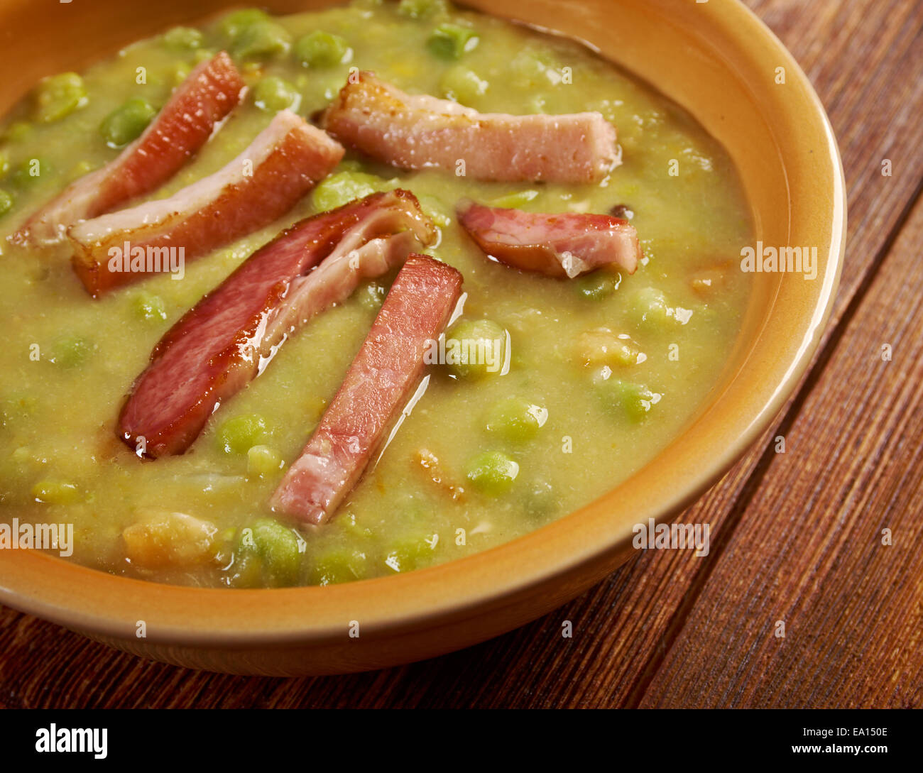 Erwtensoep pea soup Stock Photo - Alamy