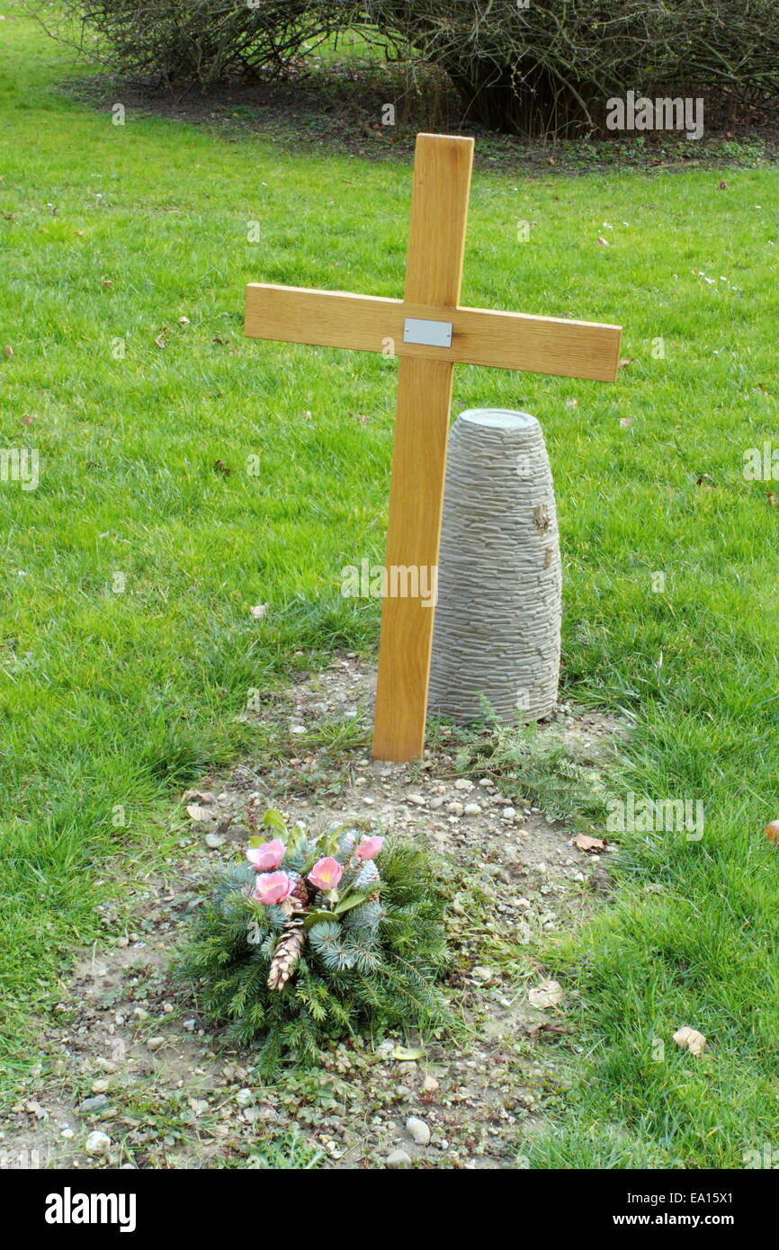 Simple funeral hi-res stock photography and images - Alamy