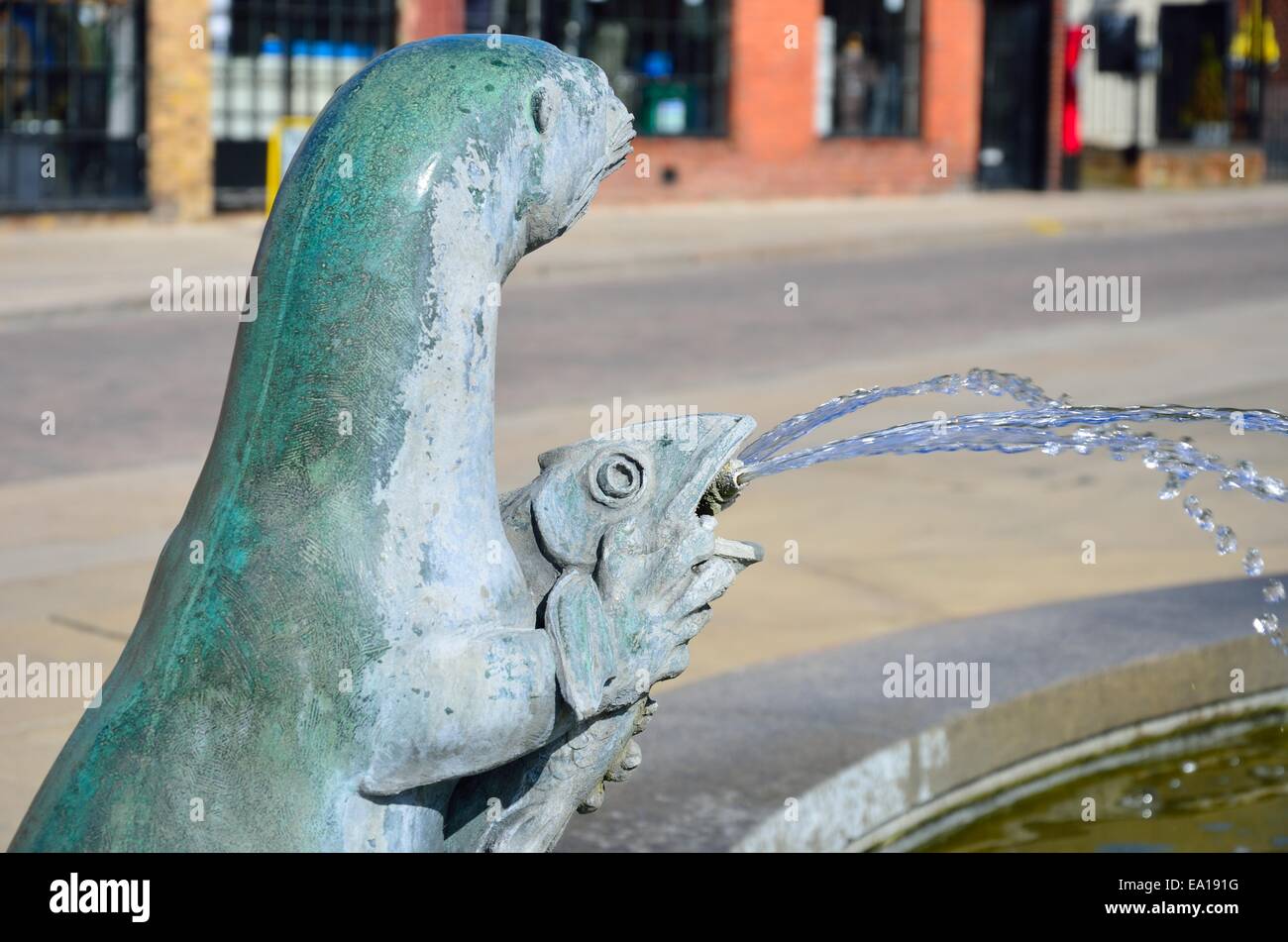 Otter sculpture hi-res stock photography and images - Alamy
