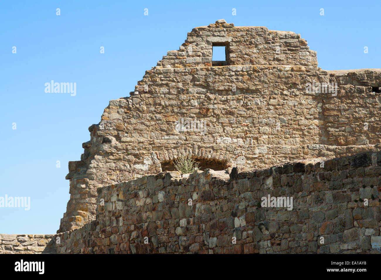 Castle broken wall hi-res stock photography and images - Alamy