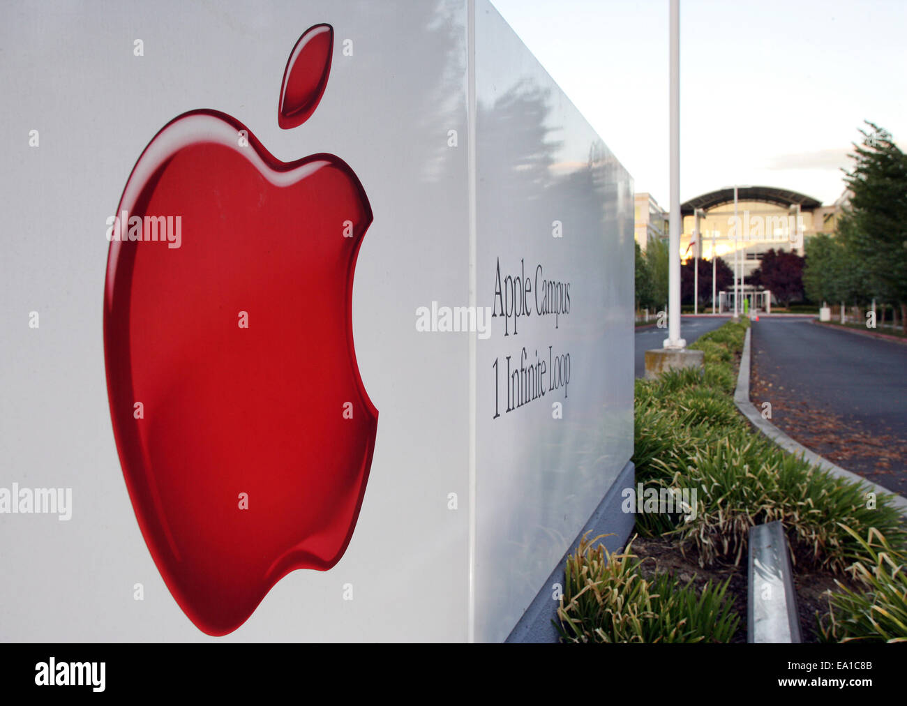 Apple headquarters cupertino logo hi-res stock photography and images ...