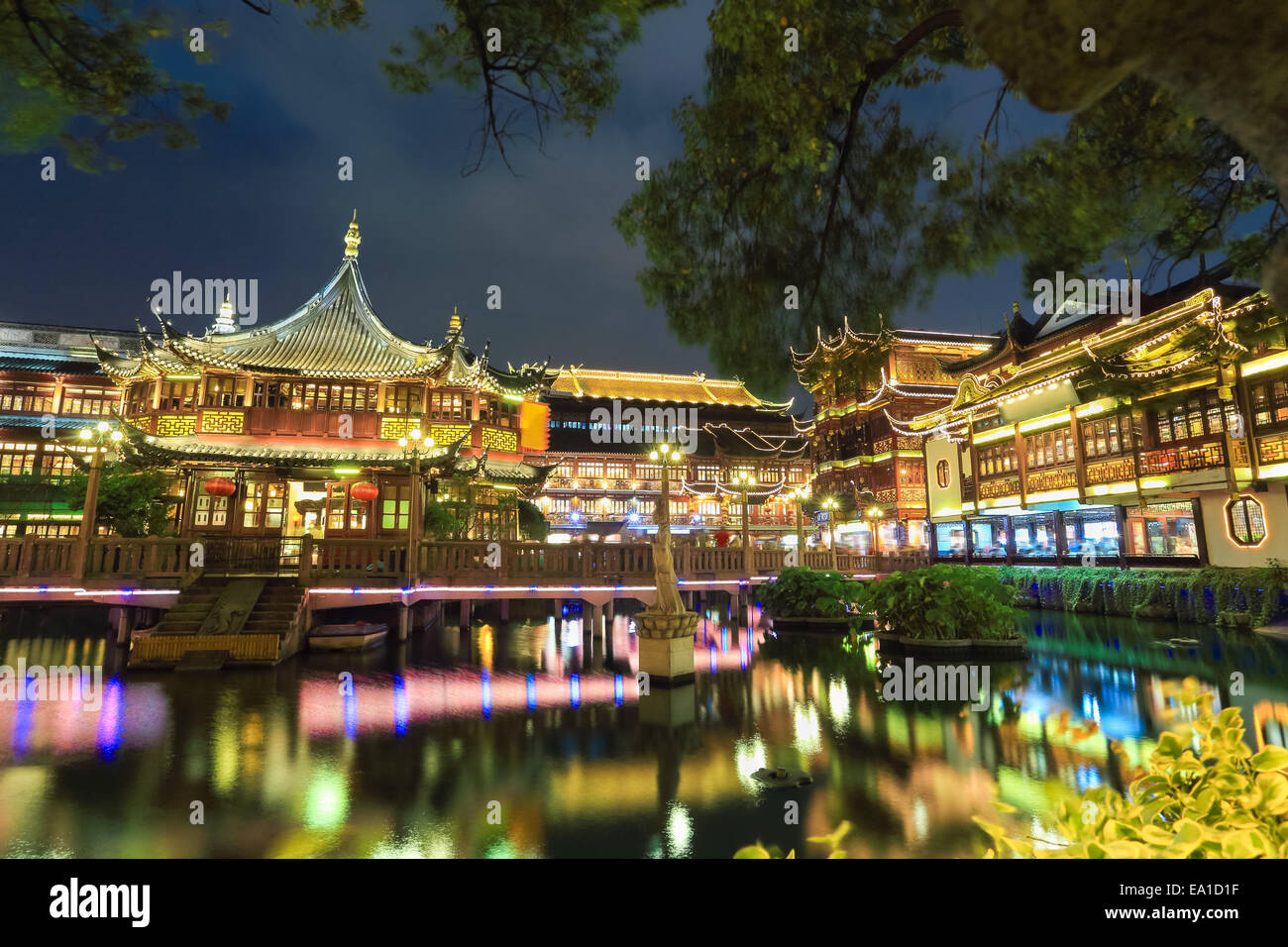 shanghai yuyuan garden at night Stock Photo - Alamy