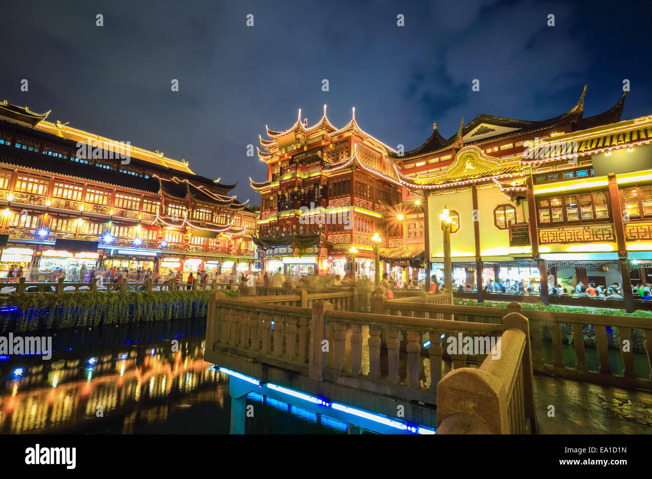 beautiful shanghai yuyuan garden at night Stock Photo - Alamy