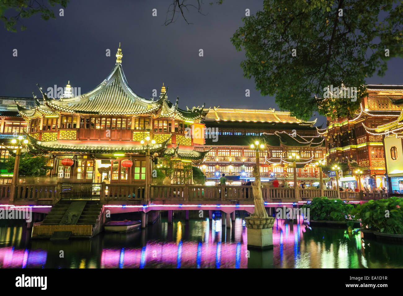 beautiful shanghai yuyuan garden at night Stock Photo - Alamy