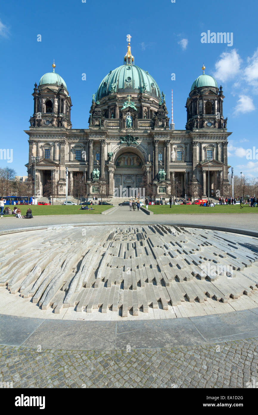 Berlin Cathedral with fountain Stock Photo - Alamy