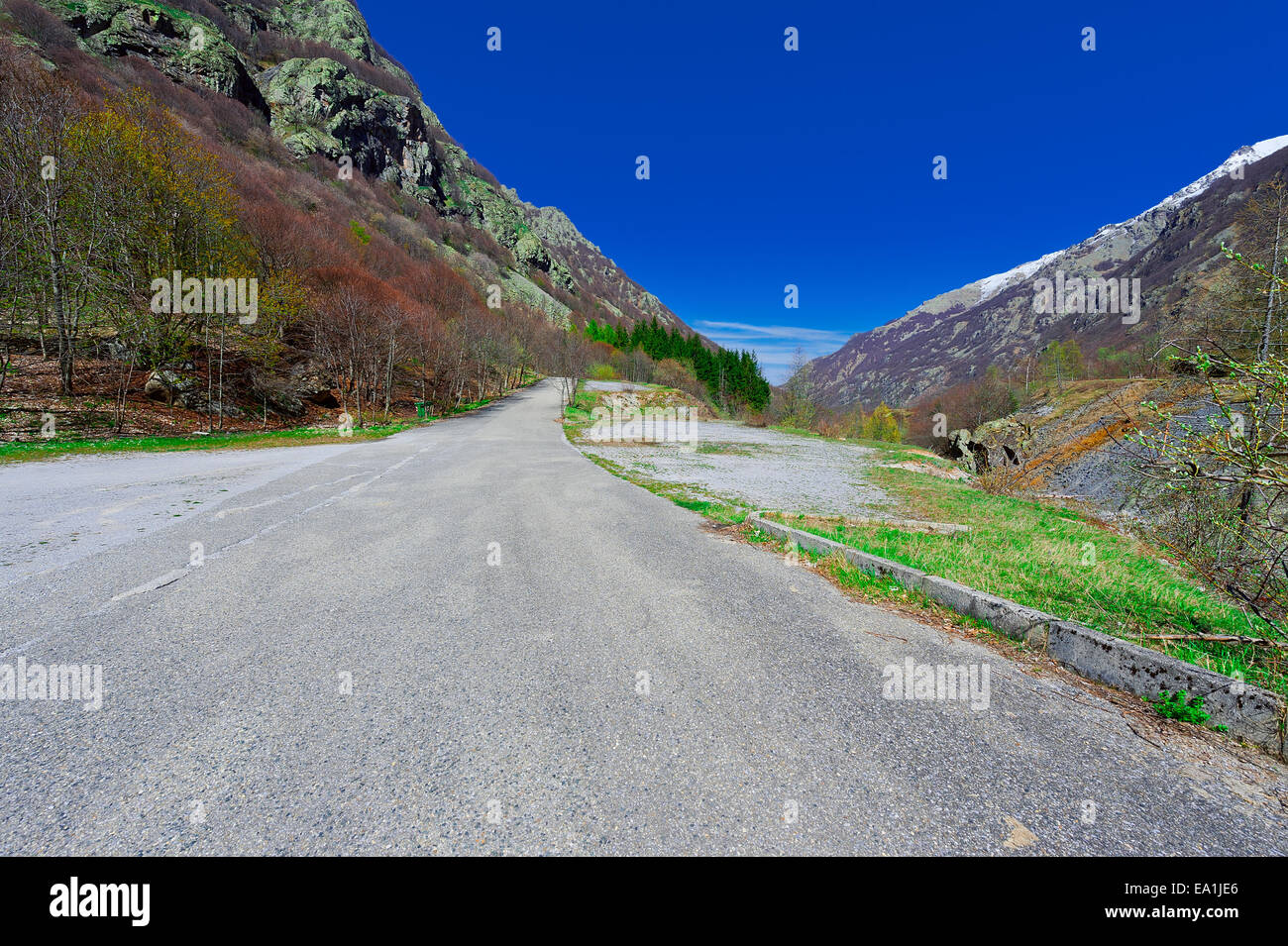 Empty country road in slow hi-res stock photography and images - Alamy
