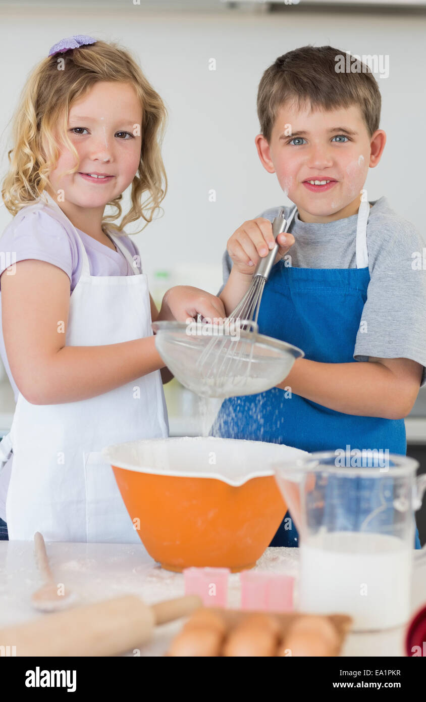 Children baking cookies together hi-res stock photography and images ...