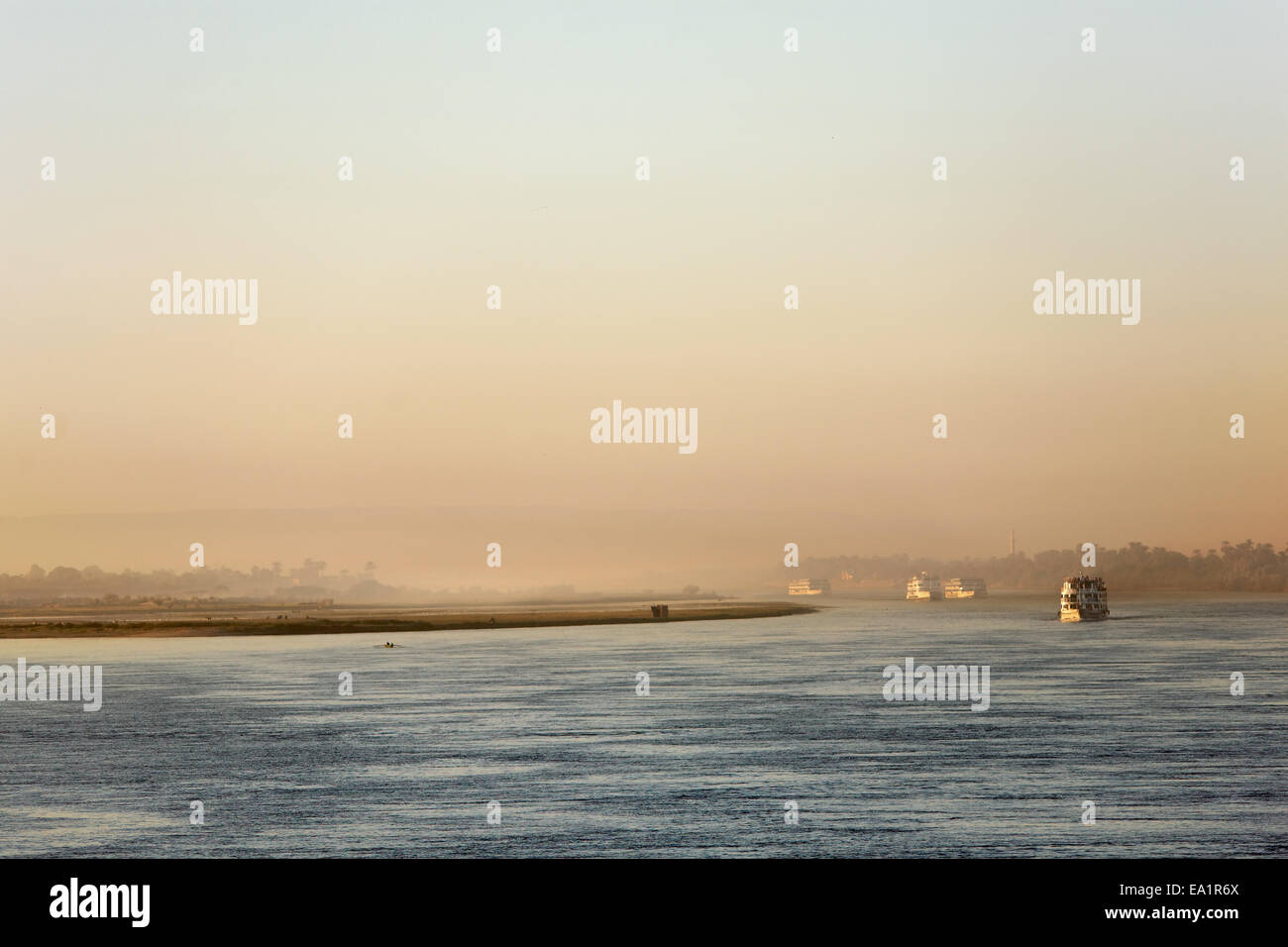 Fluss nil boot hi-res stock photography and images - Alamy