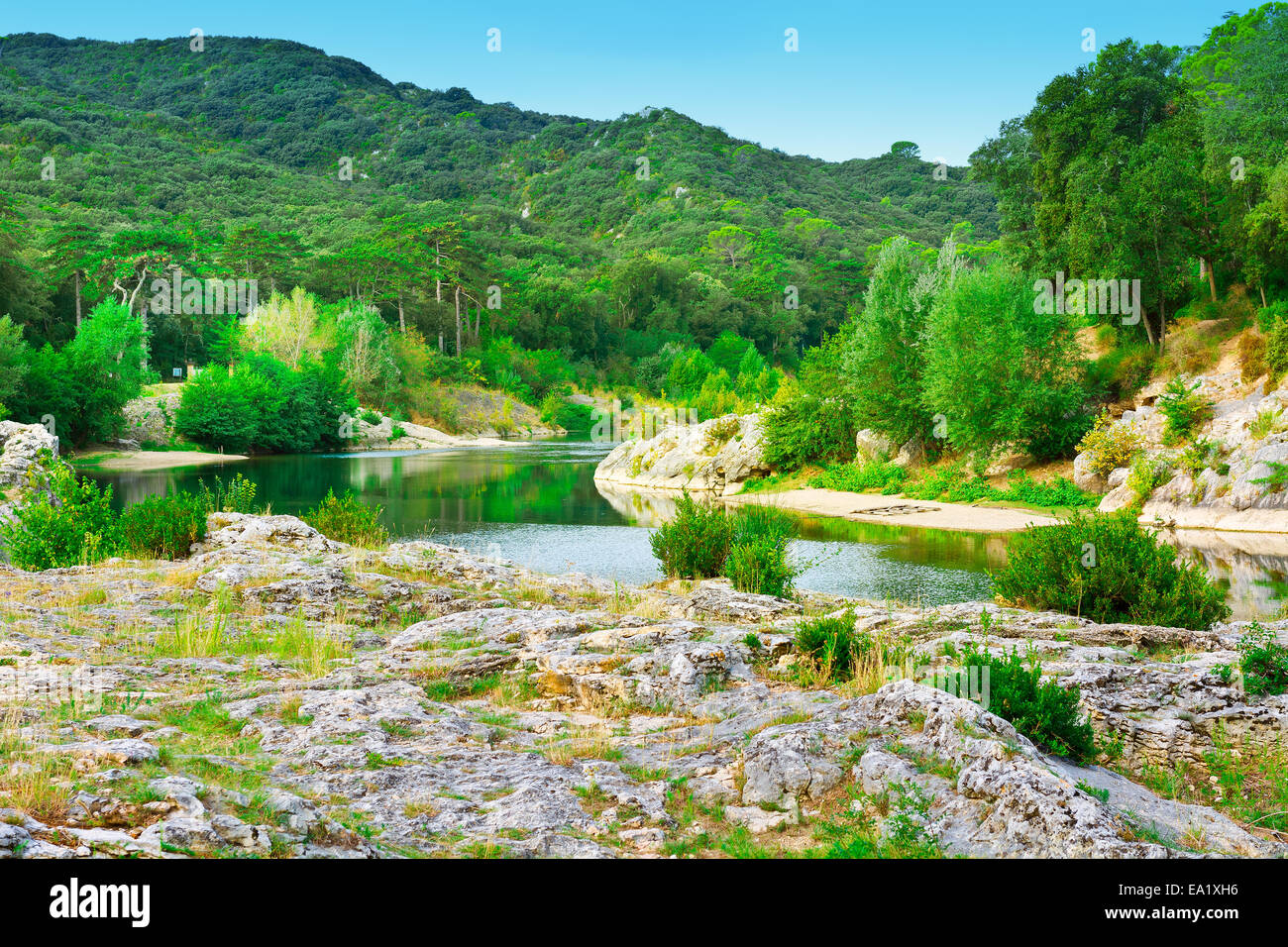 Pebbles river splash hi-res stock photography and images - Alamy