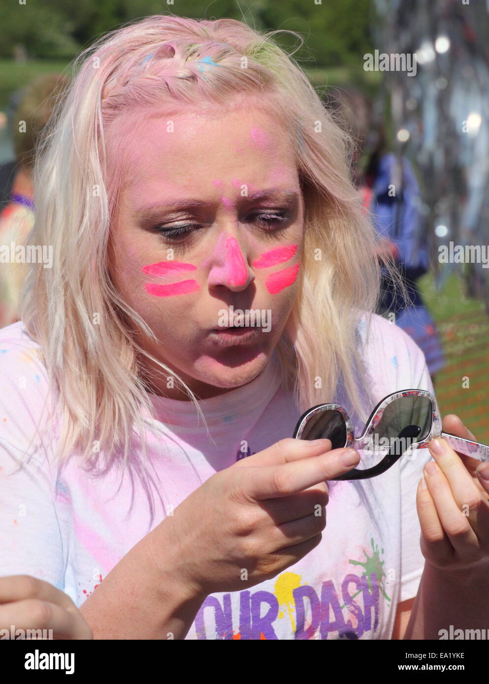 Louis’ sisters Lottie (15), Daisy (10), and Phoebe Tomlinson, (10 ...