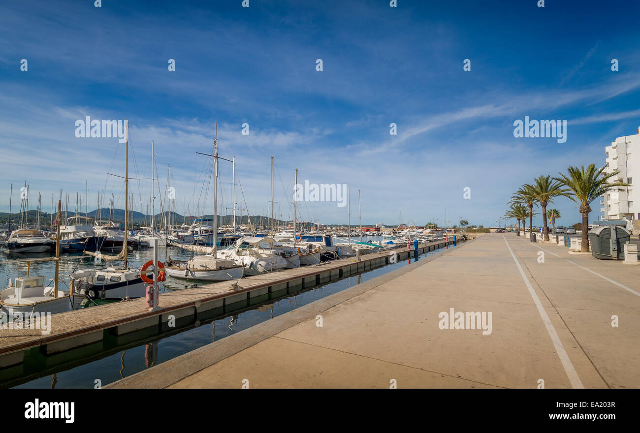 Boats embankment hi-res stock photography and images - Alamy