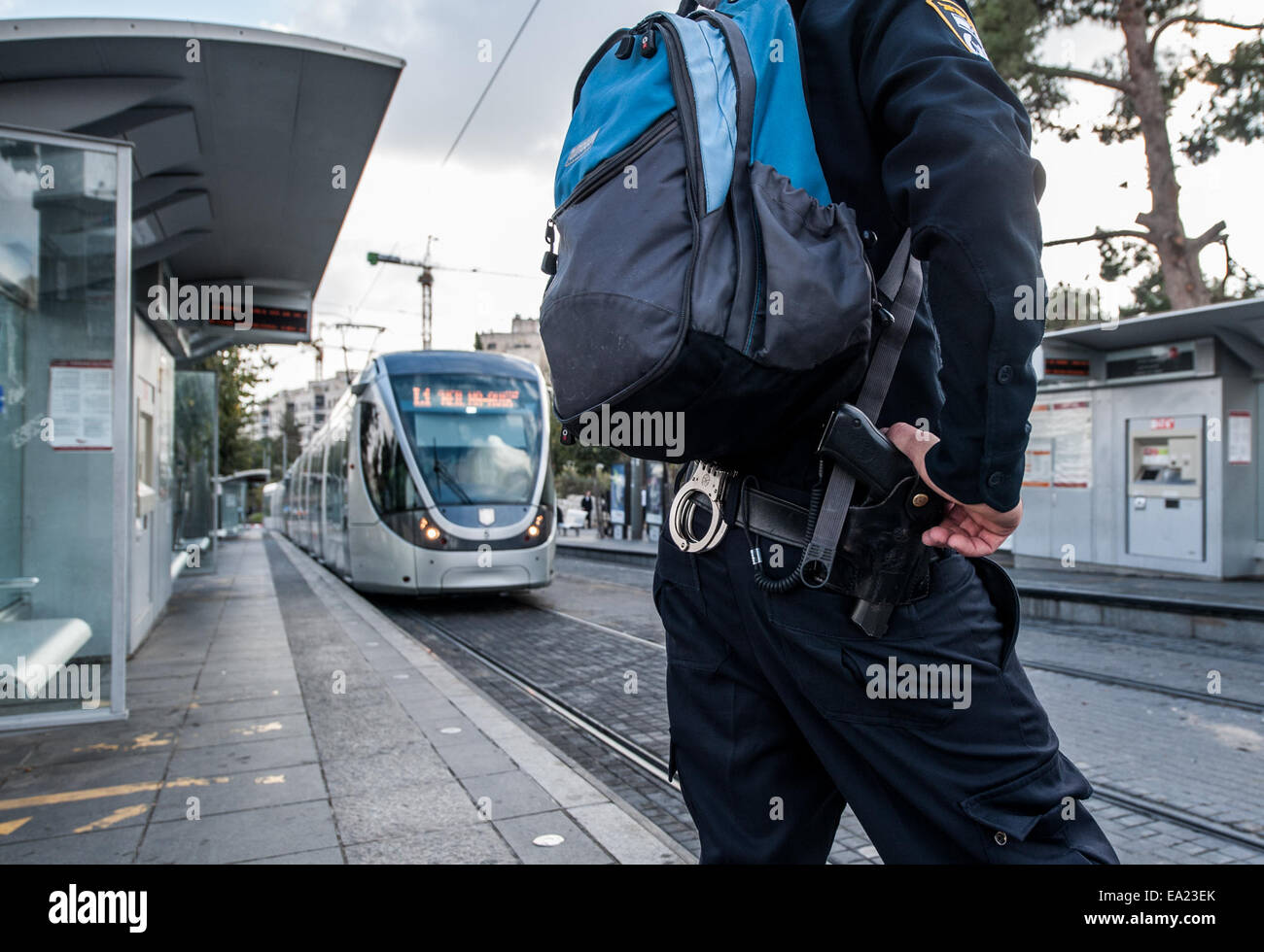 Jerusalem. 5th Nov, 2014. An Israeli policeman stands guard at Shimon ...