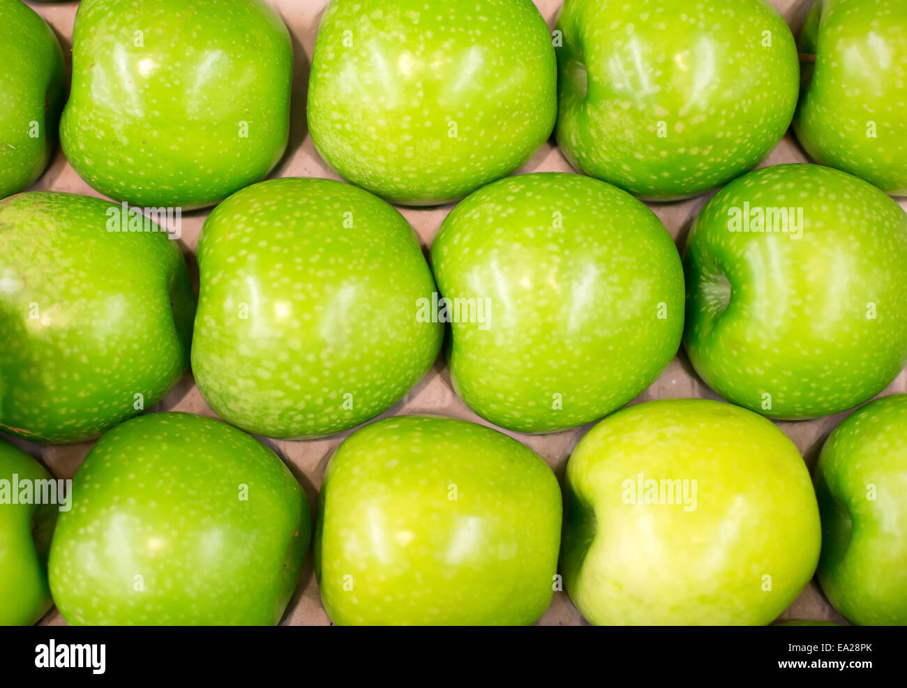 Row of green apples in supermarket Stock Photo - Alamy
