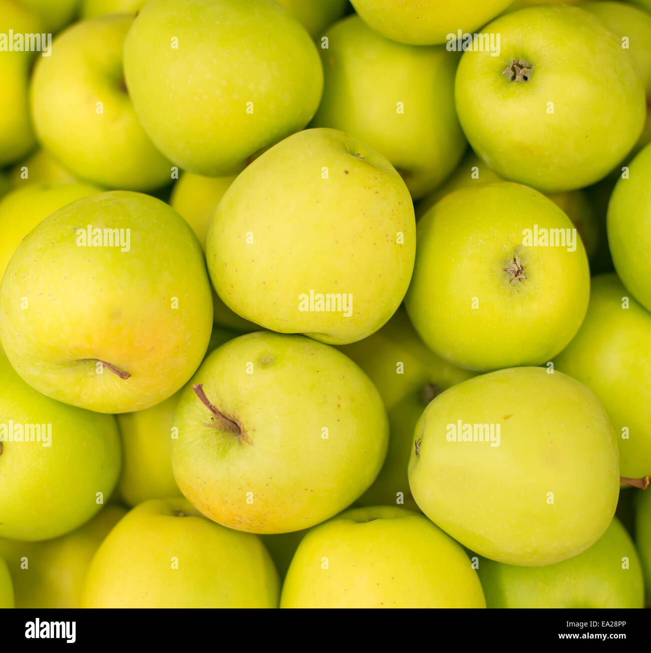 Bunch of green apples in supermarket Stock Photo - Alamy