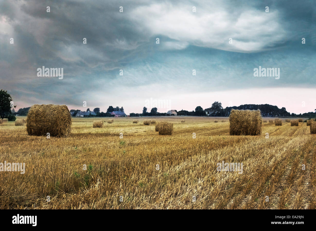 Storm clouds nobody field hi-res stock photography and images - Alamy