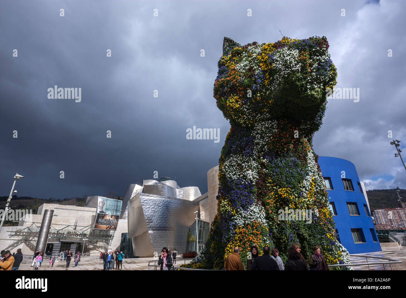Puppy by Jeff Koons in front of the Guggenheim Museum Bilbao main ...