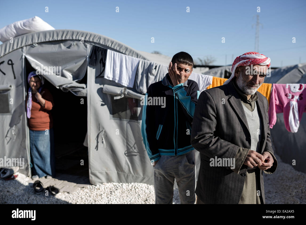 Suruc, Turkey. 05th Nov, 2014. Syrian Kurdish from the Kobane area in a ...