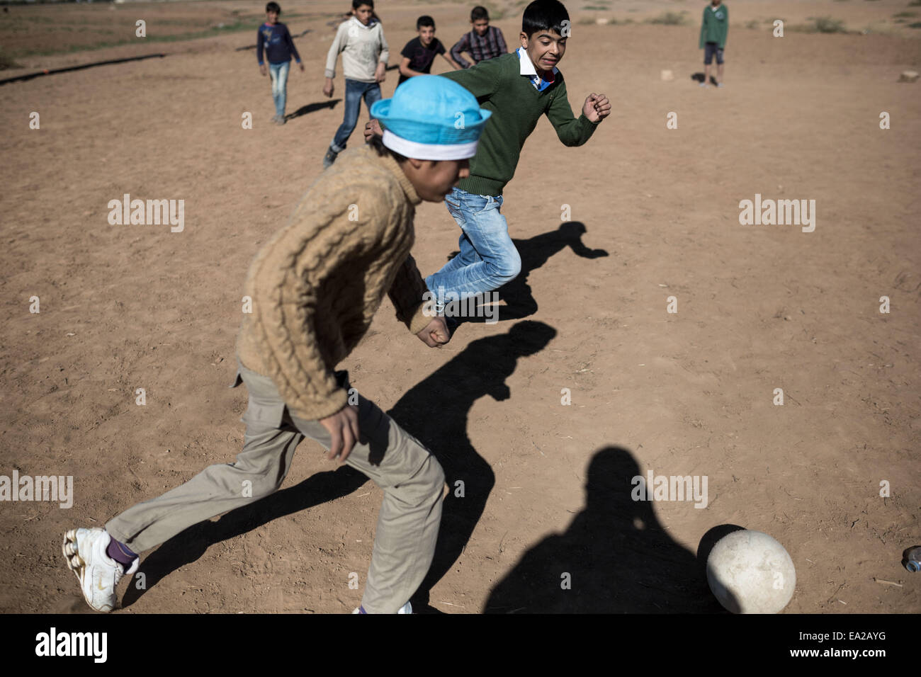 Suruc, Turkey. 05th Nov, 2014. Syrian Kurdish boys from the Kobane play ...