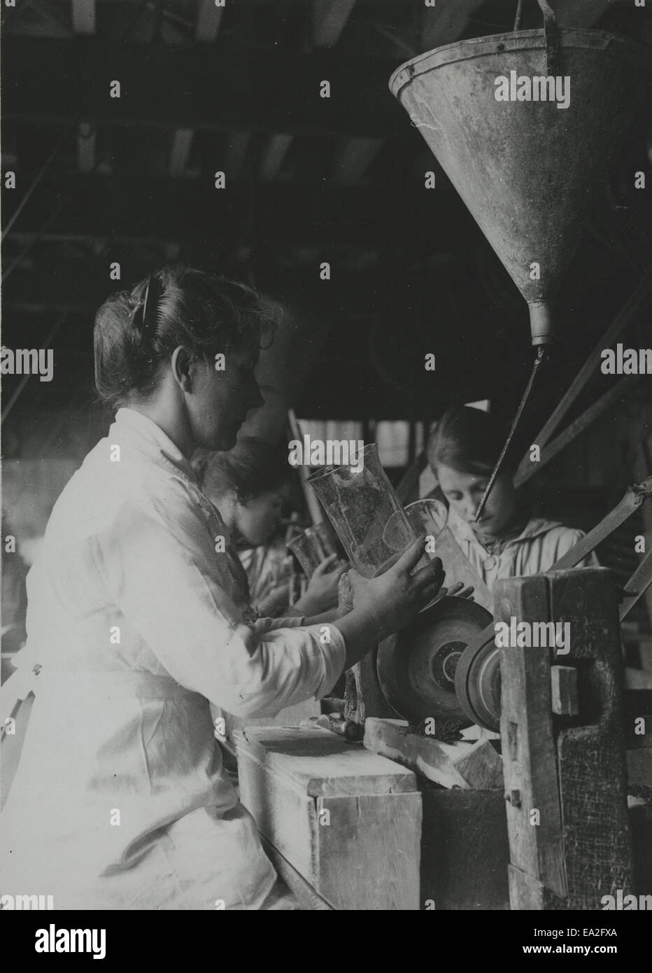 Women factory workers uk historical hi-res stock photography and images ...