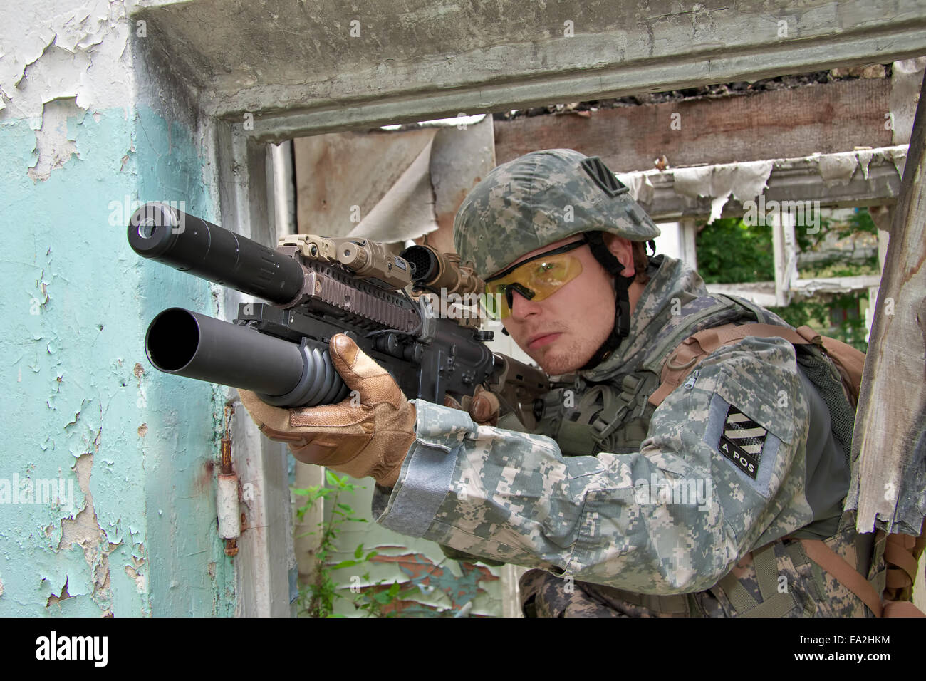 US Soldier aiming his gun Stock Photo - Alamy