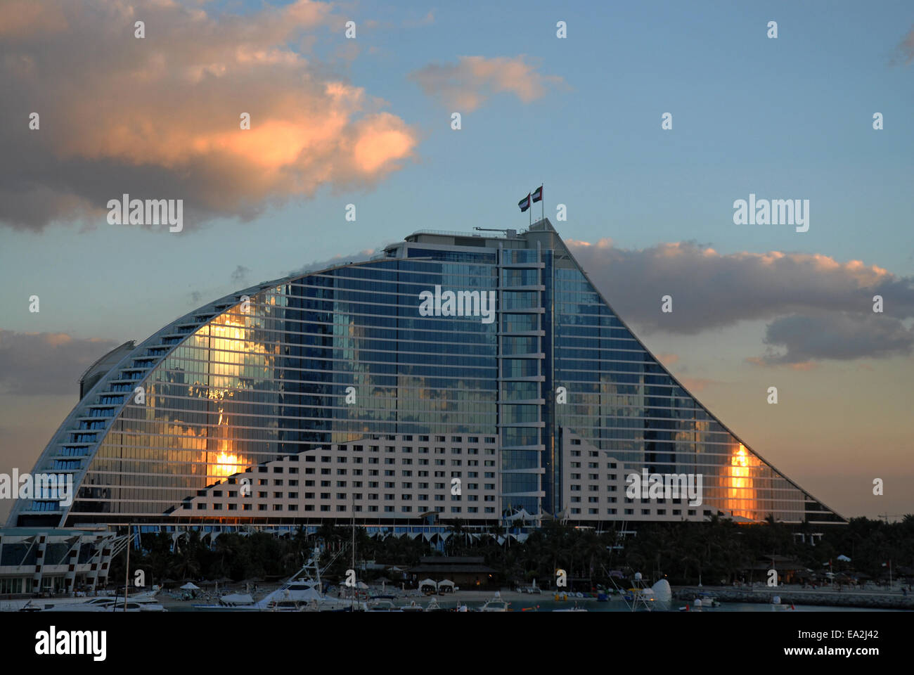 Jumeirah Beach Hotel In Dubai, a wave shaped building Stock Photo - Alamy