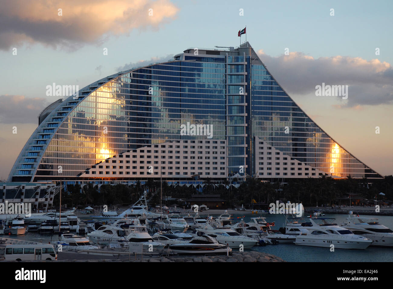 Jumeirah Beach Hotel In Dubai, a wave shaped building Stock Photo - Alamy