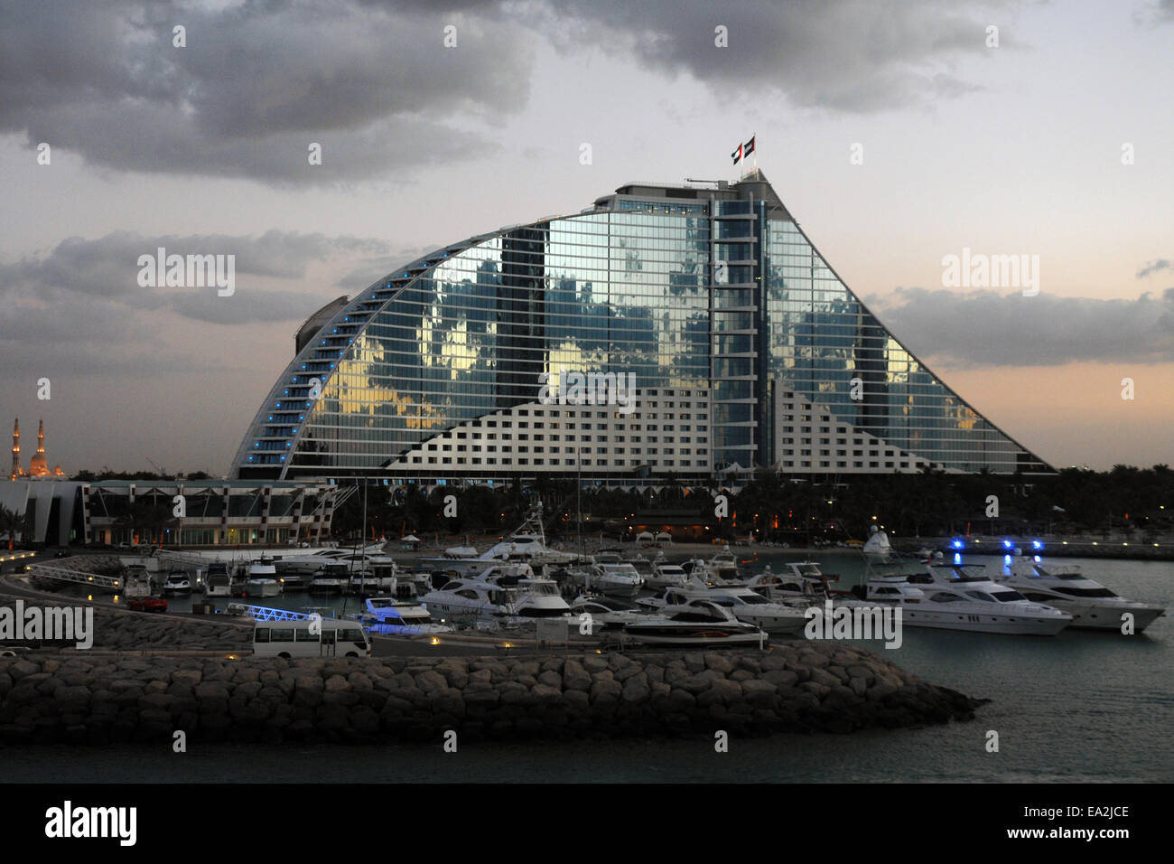 Jumeirah Beach Hotel In Dubai, a wave shaped building Stock Photo - Alamy