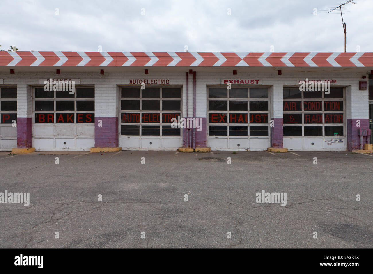 Auto mechanic's garage bays - USA Stock Photo - Alamy