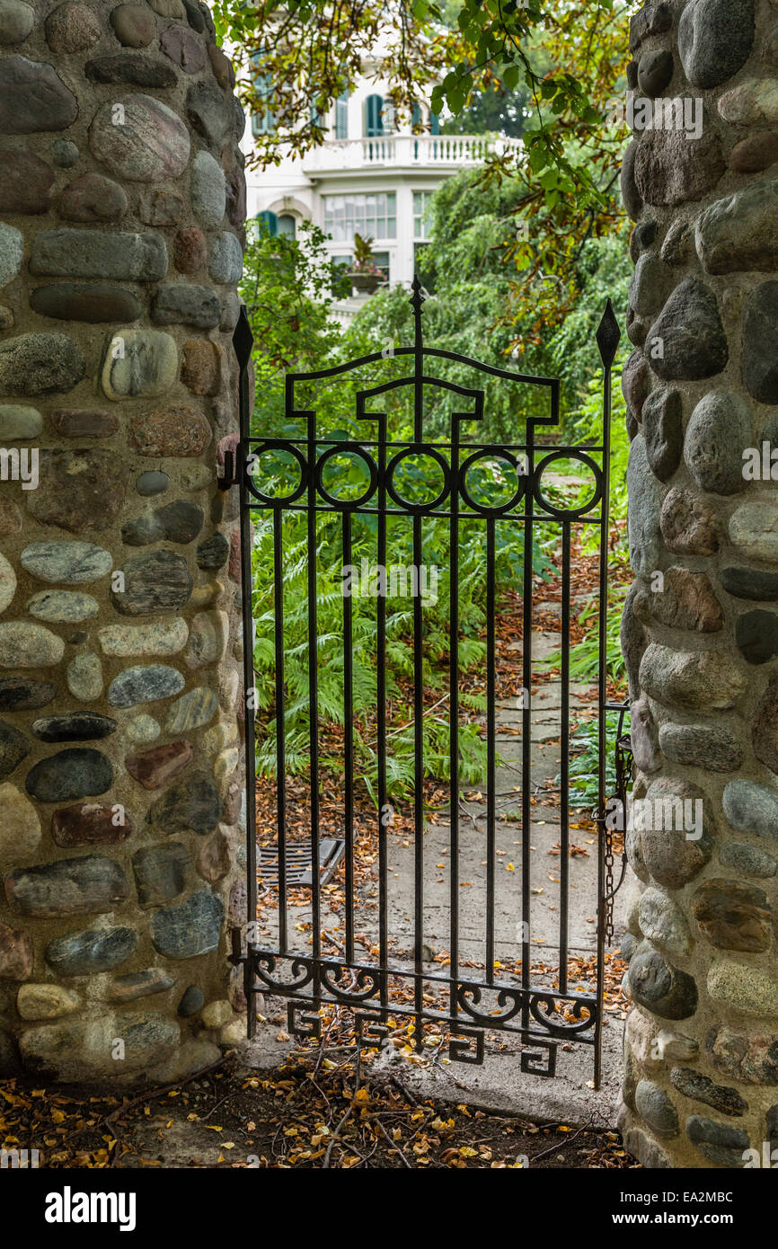 Stone gate posts hi-res stock photography and images - Alamy