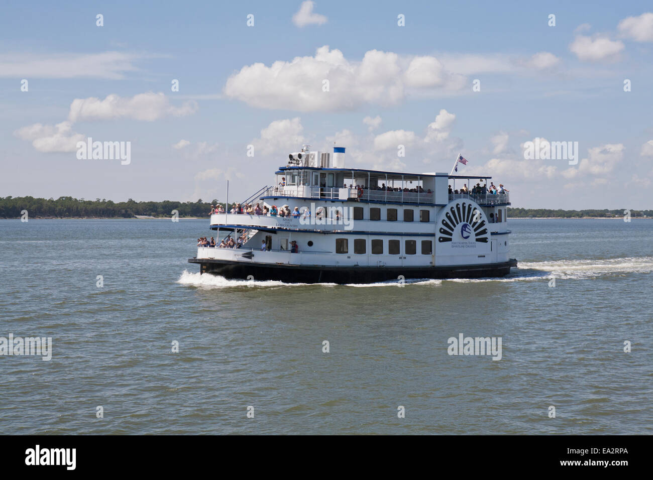 Passenger boat heading out to Sort Sumter Stock Photo - Alamy