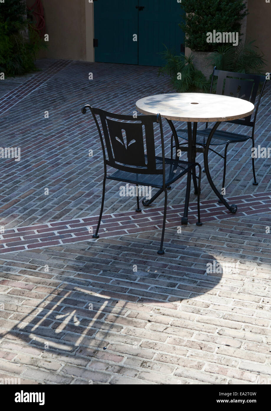 Empty courtyard hi-res stock photography and images - Alamy