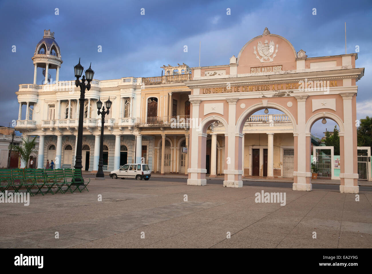 The Arch of Truimph and Casa de la Cultura Benjamin Duarte, the former ...