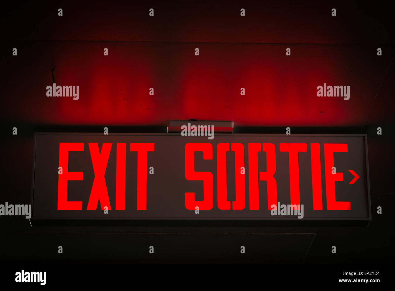 French exit sign hi-res stock photography and images - Alamy
