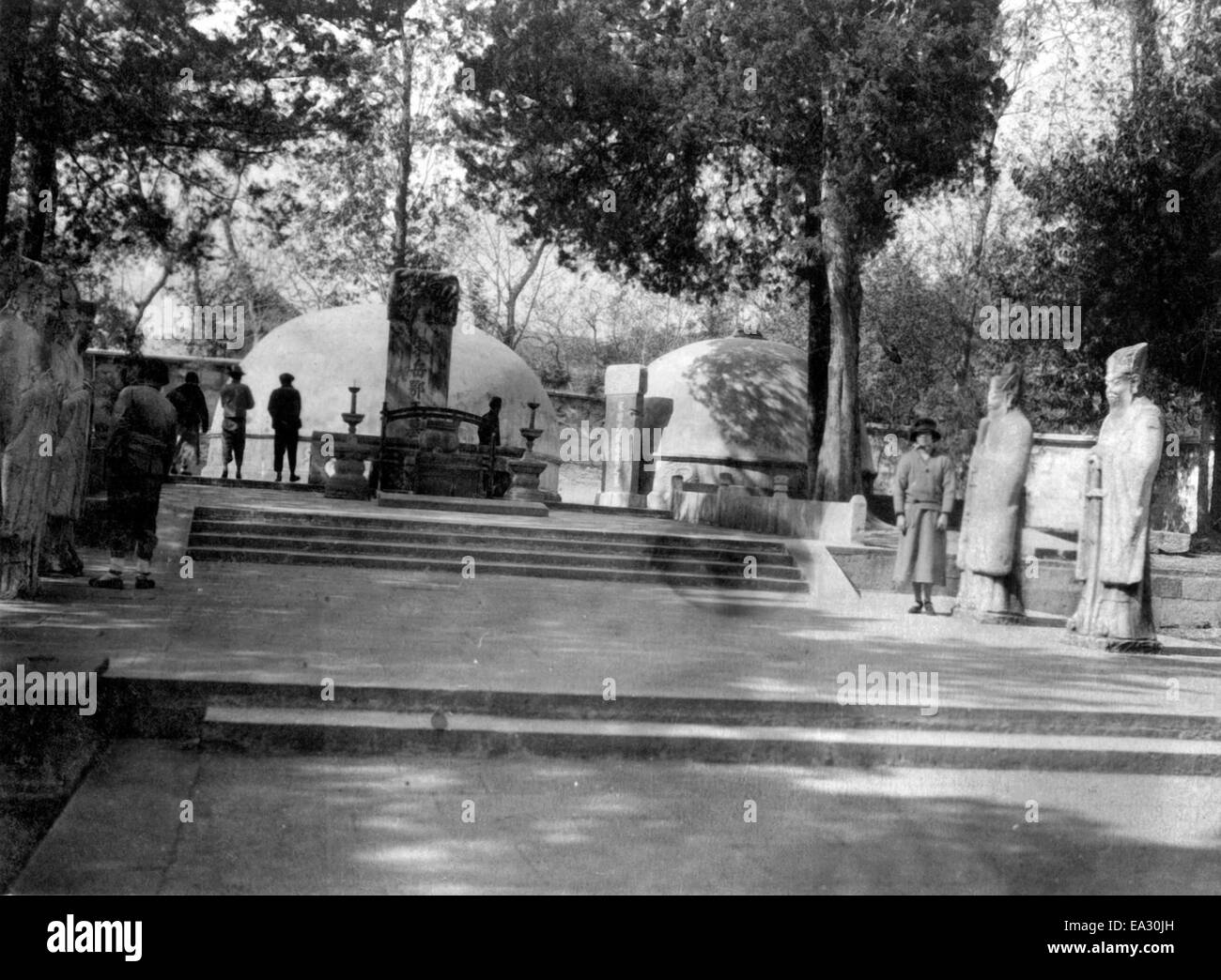 The Yue Fei Cemetery in West Lake Park, Hangzhou, China, is a ...