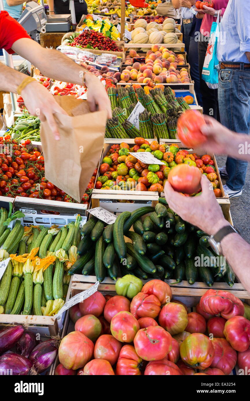 Market scene hi-res stock photography and images - Alamy