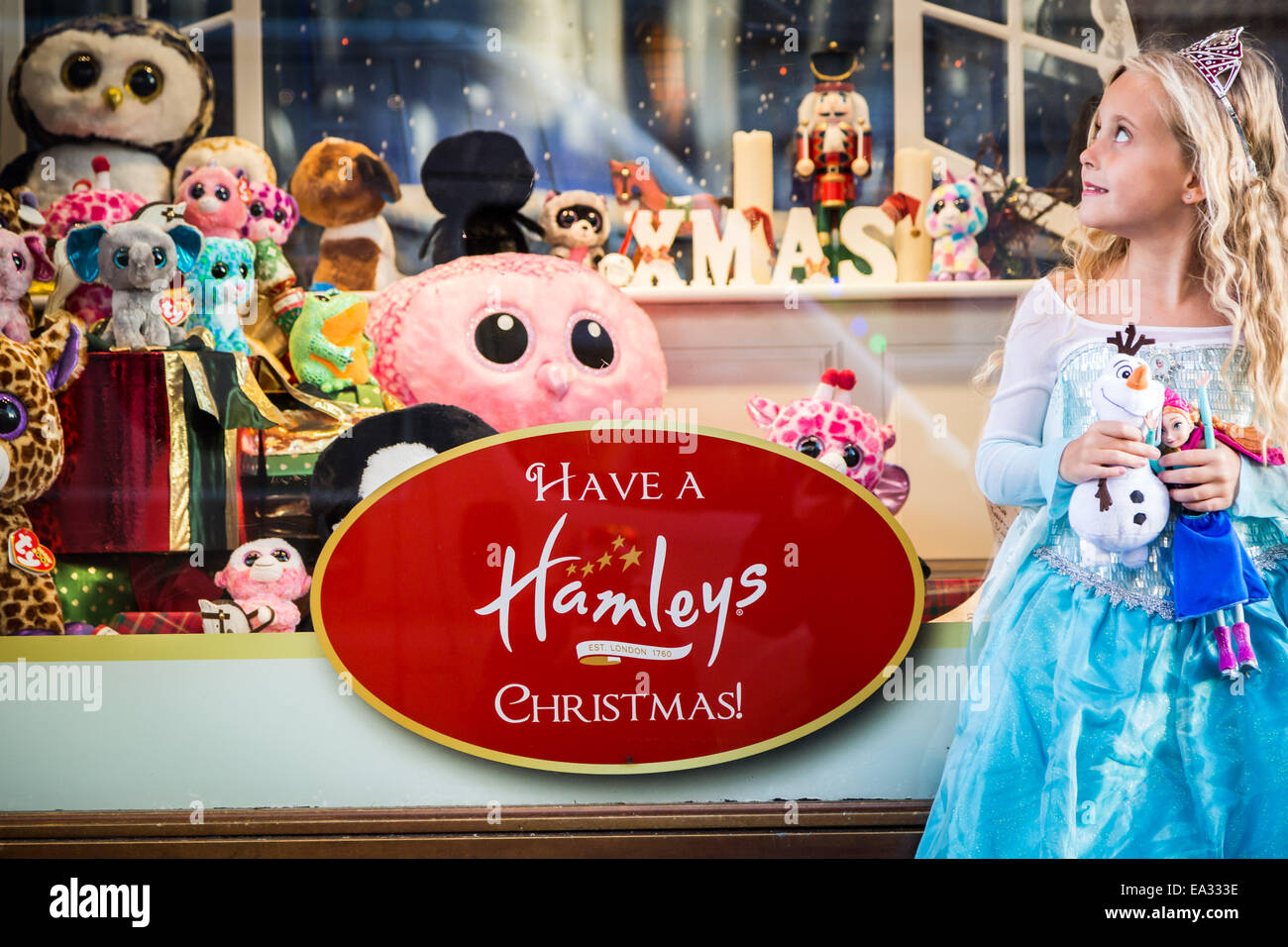 Hamleys christmas window display hi-res stock photography and images ...