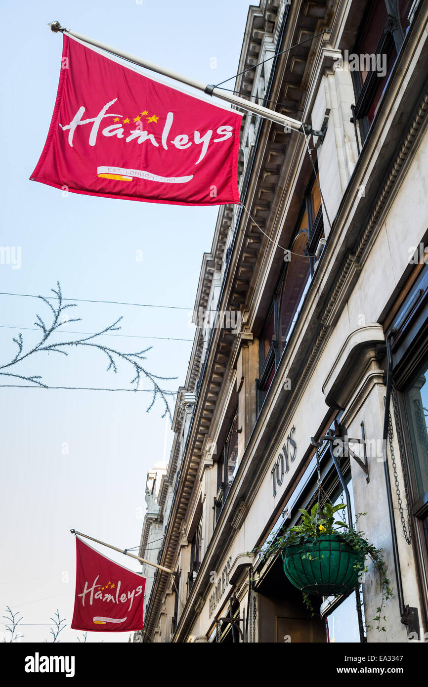 Hamleys christmas window display hi-res stock photography and images ...