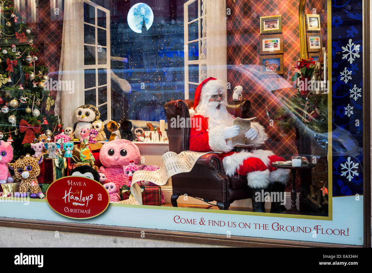 Hamleys christmas window display hi-res stock photography and images ...