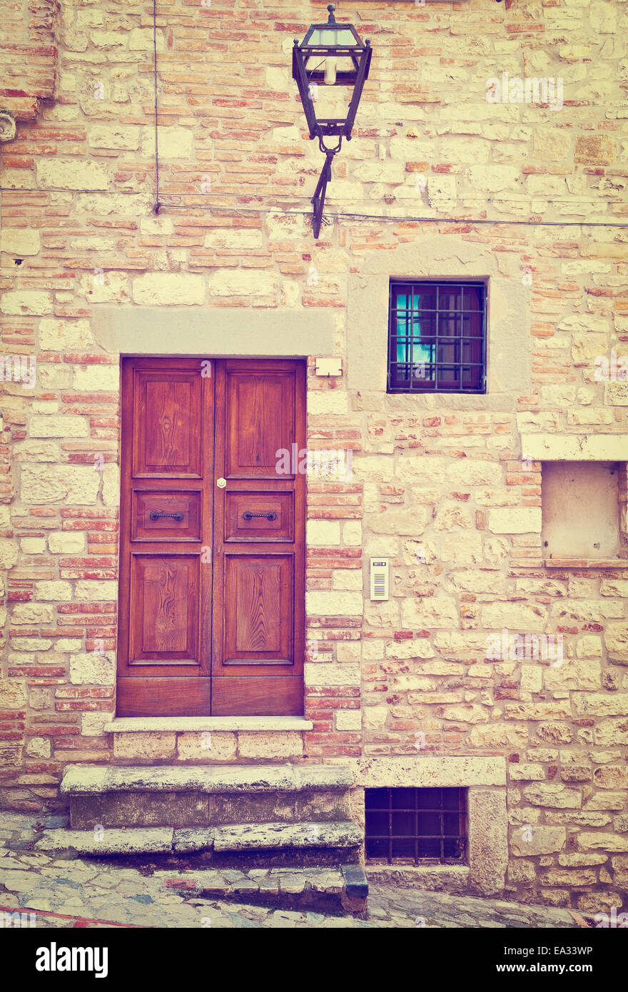 Medieval keyhole window hi-res stock photography and images - Alamy