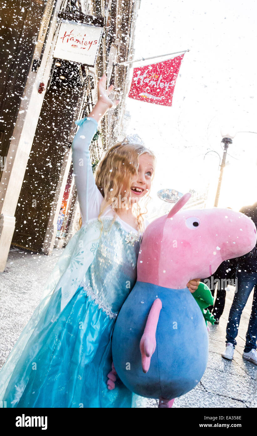 Hamleys christmas window display hi-res stock photography and images ...