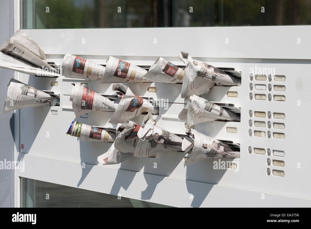 Newspaper boxes hi-res stock photography and images - Alamy