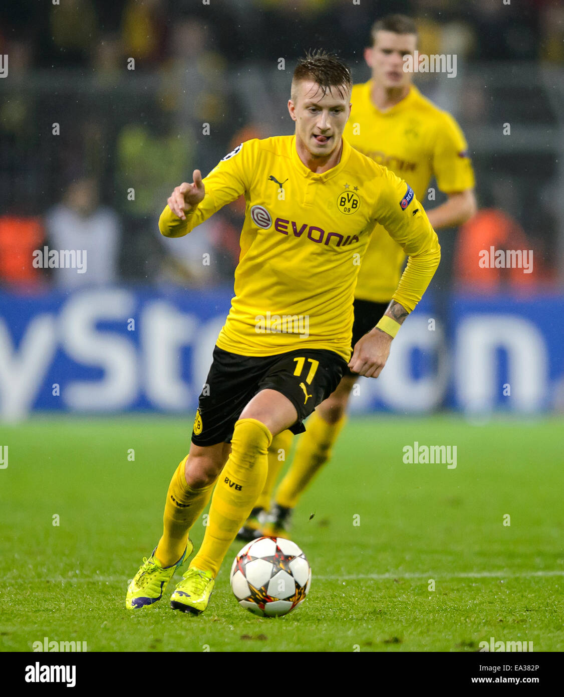 Dortmund, Germany. 4th Nov, 2014. Dortmund's Marco Reus controls the ...
